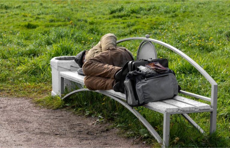 Bezdomovec našel 4 miliony v tašce. Vrátil úplně vše, ale nevěděl, co ...