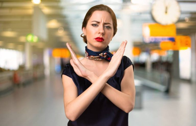 Letuška se pustila do pasažérky kvůli jejímu vzhledu - Ferty.cz